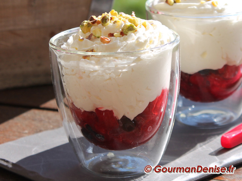 Verrine façon Fontainebleau, pistache et compotée pomme, fruits rouges ...
