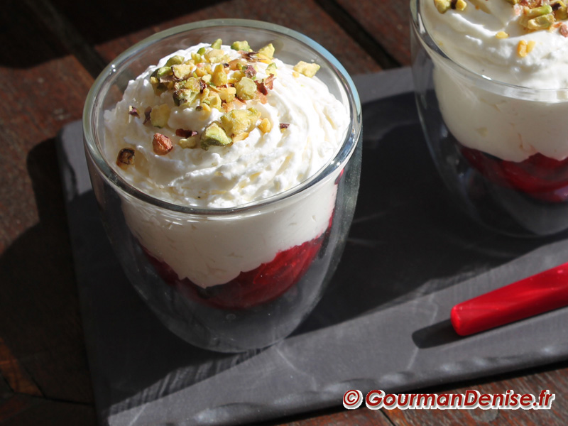 Verrine façon Fontainebleau, pistache et compotée pomme, fruits rouges ...