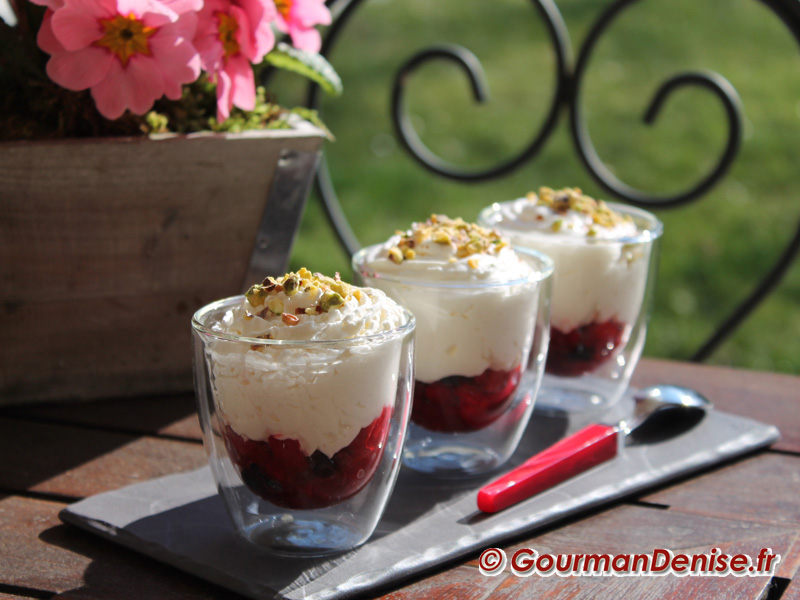Verrine façon Fontainebleau, pistache et compotée pomme, fruits rouges ...