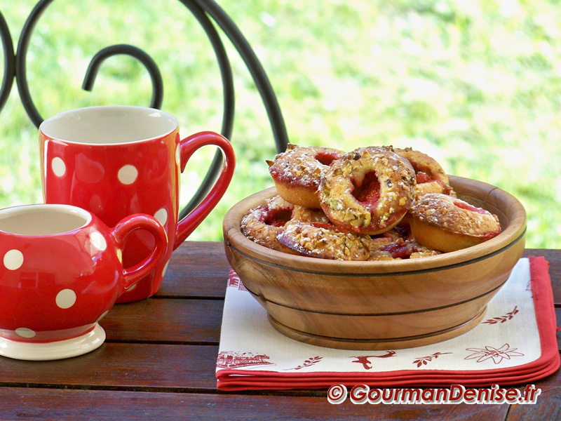 Financiers aux noisettes garnis d’une fraise | GourmanDenise